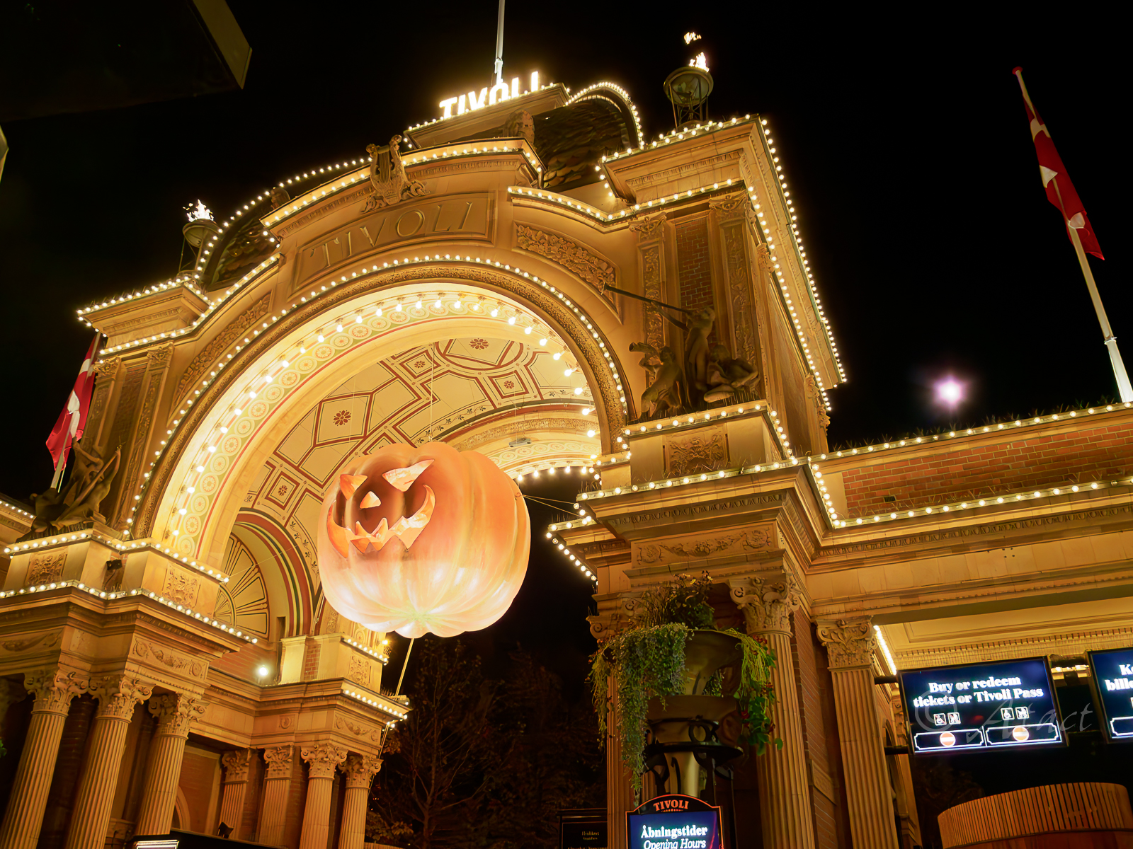 Copenhagen-Tivoli Parken – Scenes that Caught My Eye 日々の透視図 Office Atact